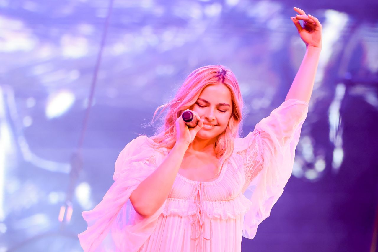 Addison Rae, princesse rose bonbon à Coachella 2025 - 25 avril 2025